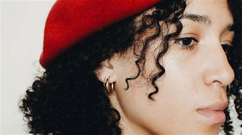How To Wear A Beret With Curls According To This Chic Parisian Jewelry