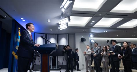 尹 기자회견 질문기회 보수언론 집중 기립 종용 반발도