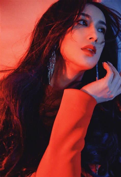 黄圣依晒修身红裙新年写真 一头波浪秀发别具韵味 搜狐大视野 搜狐新闻