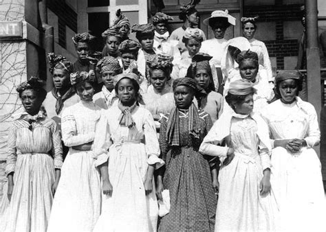 24 Extraordinary Photos Of Immigrants Passing Though Ellis Island Artofit