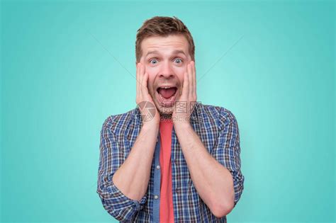 蓝背景脸部表情震惊的年轻男子肖像高清图片下载 正版图片506075622 摄图网 蓝背景脸部表情震惊的年轻男子肖像高清图片下载 正版图片506075622 摄图网