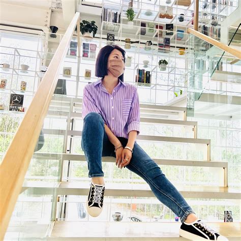 Us Simple Life 吃飯聊天中 豬姐說 我們班a男同學從上學期就喜歡b女同學，想到就會對著b女說 ：××× 我愛妳一直到現在下學期還是愛 今天班級有投票，b女同學是候選人之一