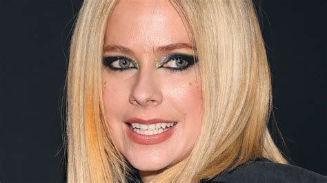 Avril Lavigne Was Interrupted By Nsfw Protestor On Stage And Handled It Like A Pro