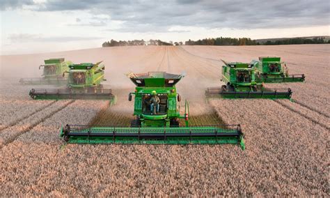 5 Formative Features Of The John Deere S690 Combine