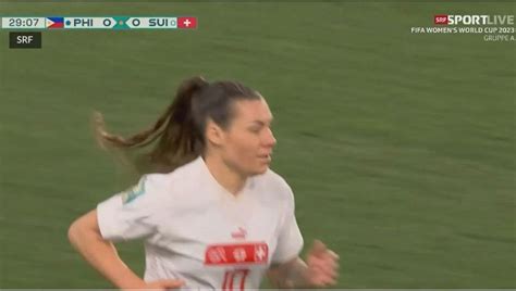 Schweizer Nati Bachmann Sorgt Mit Spektakel Ballannahme Für Staunen