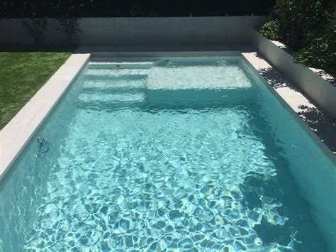 Piscina Blanca Rodeada De Césped