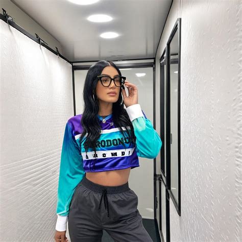 Capture Your Style Trendy Selfie In The Dressing Room Capture Your Style Trendy Selfie In The Dressing Room