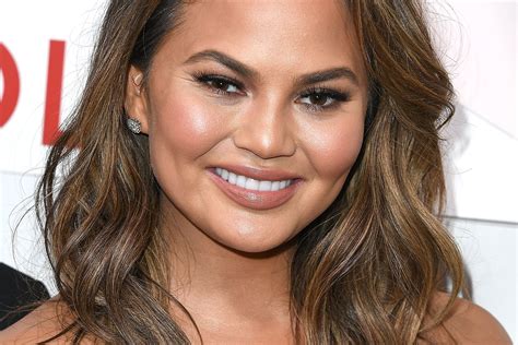Chrissy Teigen Just Got The Coolest Take On Curtain Bangs Glamour