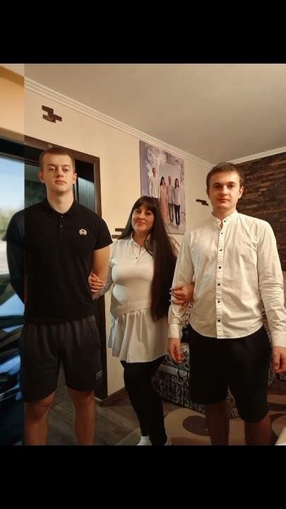 Але то вже то й штучний інтелект 😅що за лишні руки на моїх дітей 😯