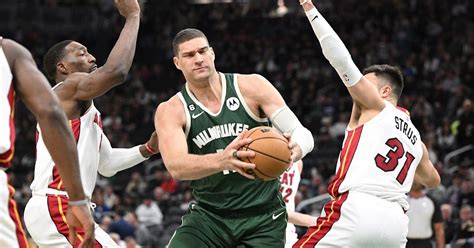 Milwaukee Bucks Rumors Center Wants To Stay Put Nba Trade Rumors