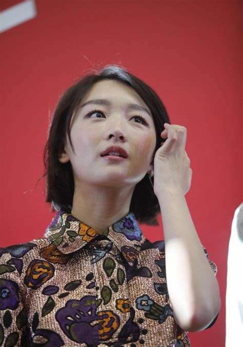 周冬雨着深色花裙现身撅嘴卖萌变表情帝周冬雨明星写真网