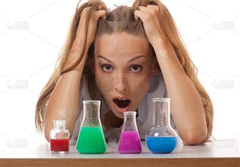 女化学家和烧瓶里的化学品