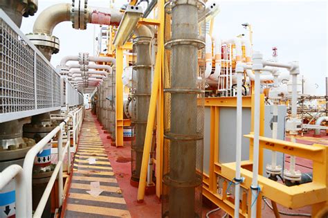 생산을위한 석유 및 가스 플랫폼의 파이프 라인 자동화 시스템에 의한 석유 및 가스 공정 및 제어 석유 및 가스 산업의 운영자 제어 제품 건설 플랫폼에 대한 스톡 사진 및