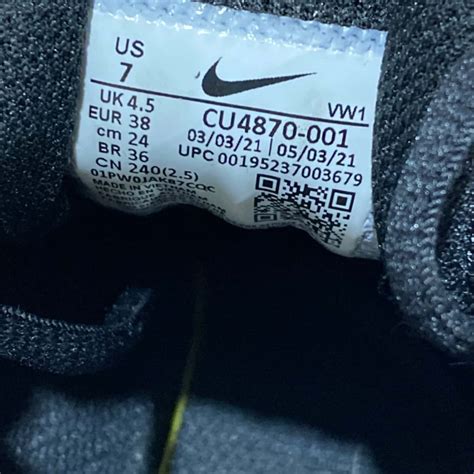 Nike Womens Size 7 Black White S