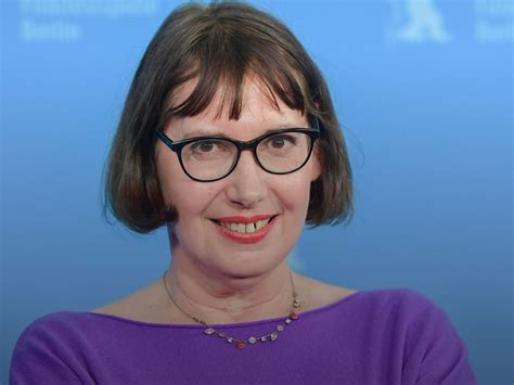 Ledeni Toranj Srebrni Medvjed U Rukama Rediteljice Naših Korijena