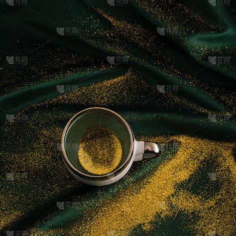 金子在杯子里闪闪发光