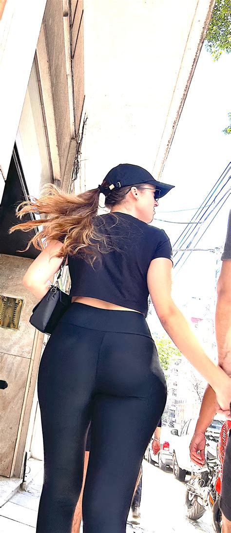 Bonita Chica Usando Leggins Negros Muy Ajustados Tiene Ricas Caderas