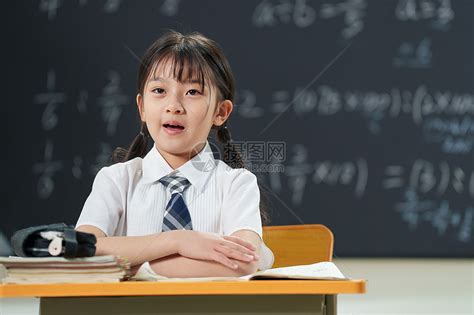 小学生在教室里上课高清图片下载 正版图片507635655 摄图网