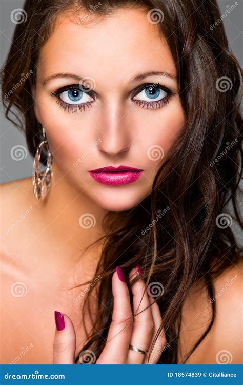 Chica Joven Atractiva Con El Pelo Marr N Retocado Imagen De Archivo Imagen De Muchacha Lindo