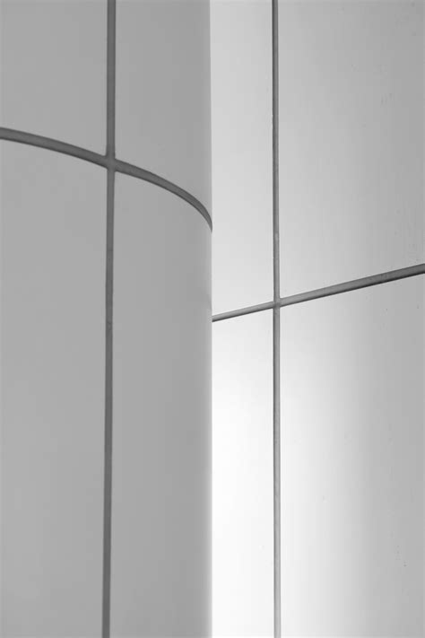 흰색과 회색 세라믹 타일 사진 Unsplash의 무료 회색 이미지