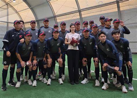 혜우원 김규리 귤디 Gyuri Kim 🍊 우왕~~💕 딸기가 열매를 맺었어욥~~ 요거슨 안 따고 그냥 놔둘래요 열매를 맺은것 만으로도…너무너무 고마우니깐