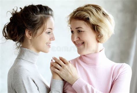 Feliz Madre Mayor Abrazando A Hija Adulta Riendo Juntos Sonriendo