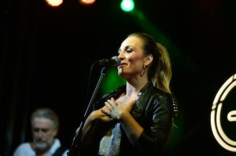 Jelena Tomašević Sinoć U Beogradu U Haljini Koja Idealno Skriva Višak Na Bokovima