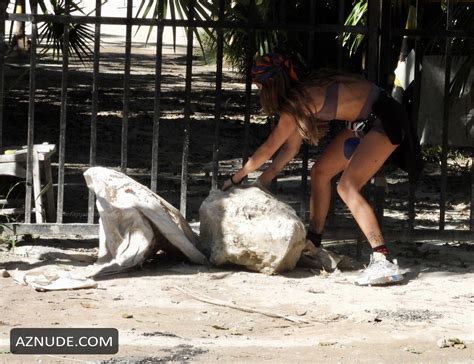 Clara Berry Volunteers To Picks Up Trash From The Streets Of Mexico Aznude
