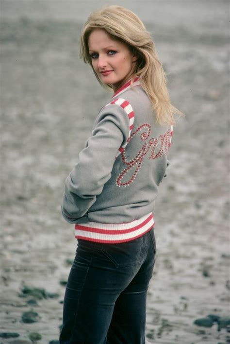 10 Hot Sexy Bonnie Tyler Bikini Pics