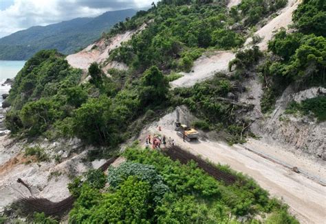 Tratan Despejar Vía Afectada Por Derrumbe