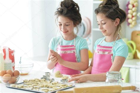 Hermanas Gemelas Cocinando En Cocina
