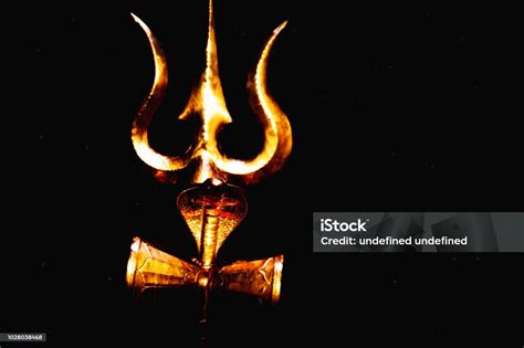 Gambar Trisula Yang Merupakan Senjata Dewa Siwa Foto Stok Unduh Gambar Sekarang Air Baja