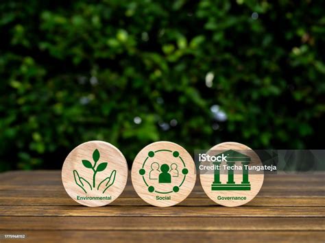 환경 사회 및 기업 지배구조 지구를 구하는 개념을 위한 지속 가능한 환경 Esg의 텍스트와 나무 테이블과 녹색 잎 배경에 3 개의 둥근 나무 블록에 아이콘 0명에 대한 스톡
