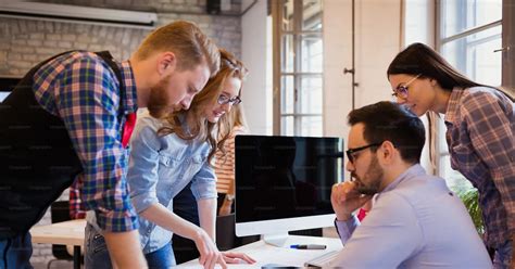 사무실에서 함께 프로젝트를 진행하는 비즈니스 동료와 건축가 사진 Unsplash의 기업가 이미지