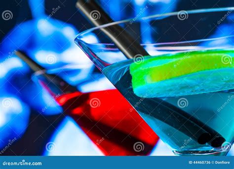 Detail Van Cocktail Met De Fonkelende Achtergrond Van De Discobal Met