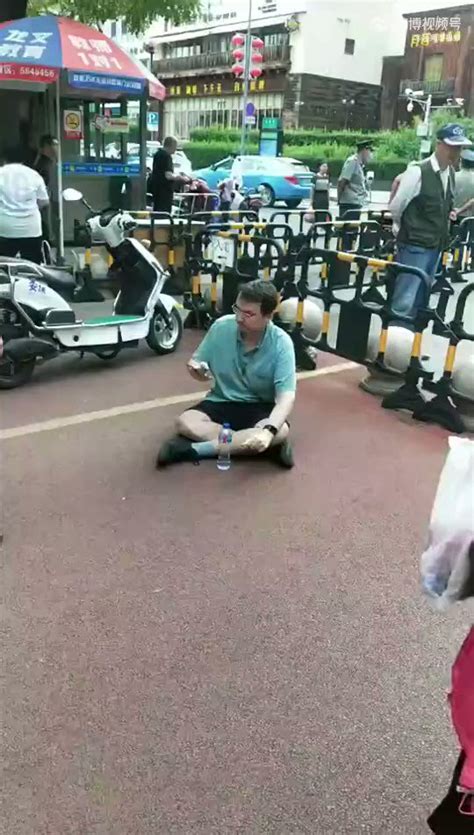 Ipaul🇨🇦🇺🇦 On Twitter 老外说，fuck You Sir Youre Racist 保安说，在中国就要说中文，不要说鸟语😂