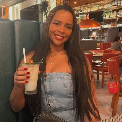 Belly Isabelle Beelle • Threads Say More