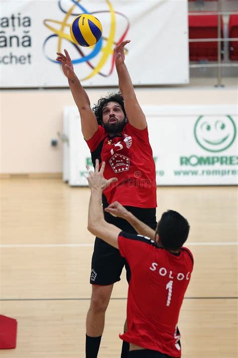Jogadores De Voleibol No Fundo Do Tne Da Rede Do Voleibol Foto De Stock Imagem 62163998