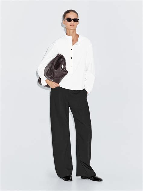 스탠드 칼라 셔츠 골드 버튼 디테일 · 오프 화이트 · 셔츠 라인 Massimo Dutti