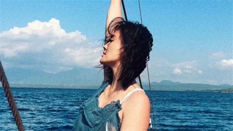 Agnez Mo Liburan Di Pulau Menjangan Bali Berpose Pakai Dress Di Perahu