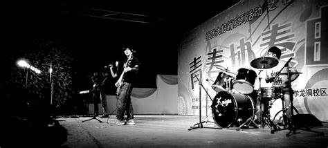 무료 이미지 빛 검정색과 흰색 화이트 밤 사진술 놀이 밴드 학생 어둠 음악가 검은 단색화 단계 공연 대학 명음 콜라주 중국 광저우 흑백