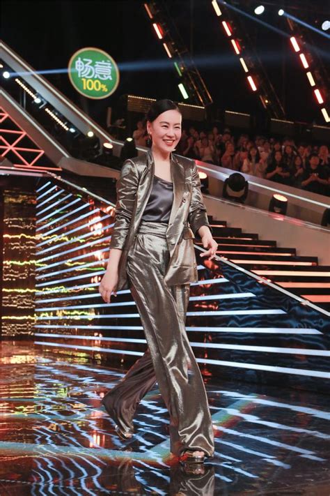 鄔君梅擔任《巔峰之夜》見證官，網友：氣質高級太養眼 每日頭條