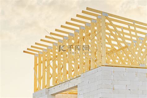 新住宅的木框架屋顶结构。高清摄影大图 千库网