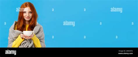 Rothaarige Frau Die Versucht Warm Zu Werden Sich Kalt Zu Fühlen