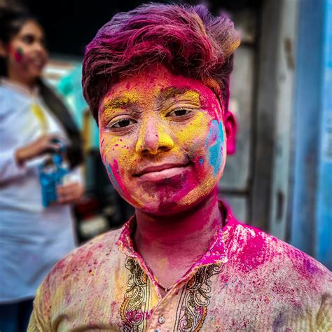 보라색과 갈색 꽃무늬 버튼 업 셔츠에 분홍색과 파란색 파우더가 있는 여자 사진 Unsplash의 무료 하르나우트 이미지