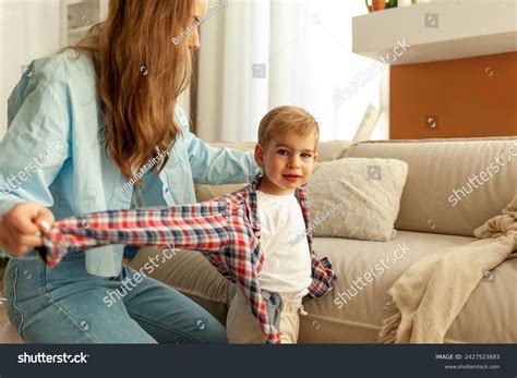 89 Tausend Mom Undressing With Son Room Lizenzfreie Bilder Stockfotos