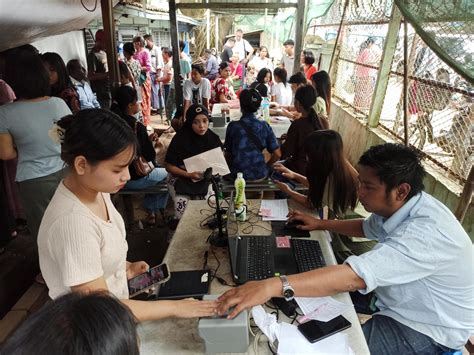 သင်္ဃန်းကျွန်းမြို့နယ်တွင် ပြည်သူများအား Smart Card များ ဆက်လက်ထုတ်ပေးလ