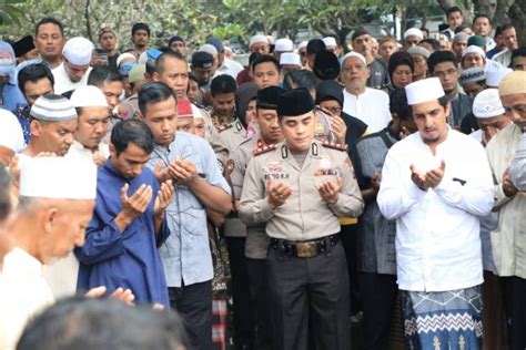 Akbp Rofiq Ripto Himawan Ikut Hadir Dalam Pemakaman Anggota Yang