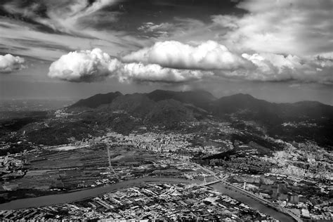무료 이미지 록 수평선 눈 구름 검정색과 흰색 하늘 사진술 언덕 날씨 어둠 단색화 35mm 총서 F2 E55 라이카 항공 사진 흑백 사진