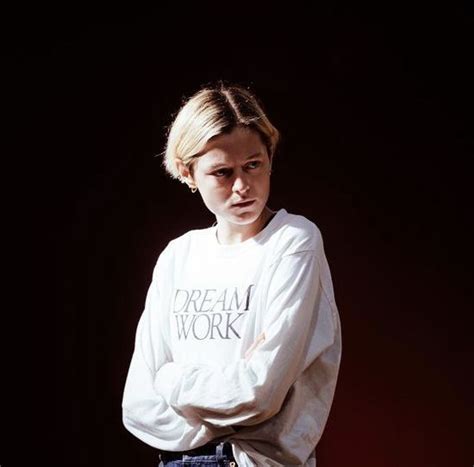 Emma Corrin Peinados Femenina Poses